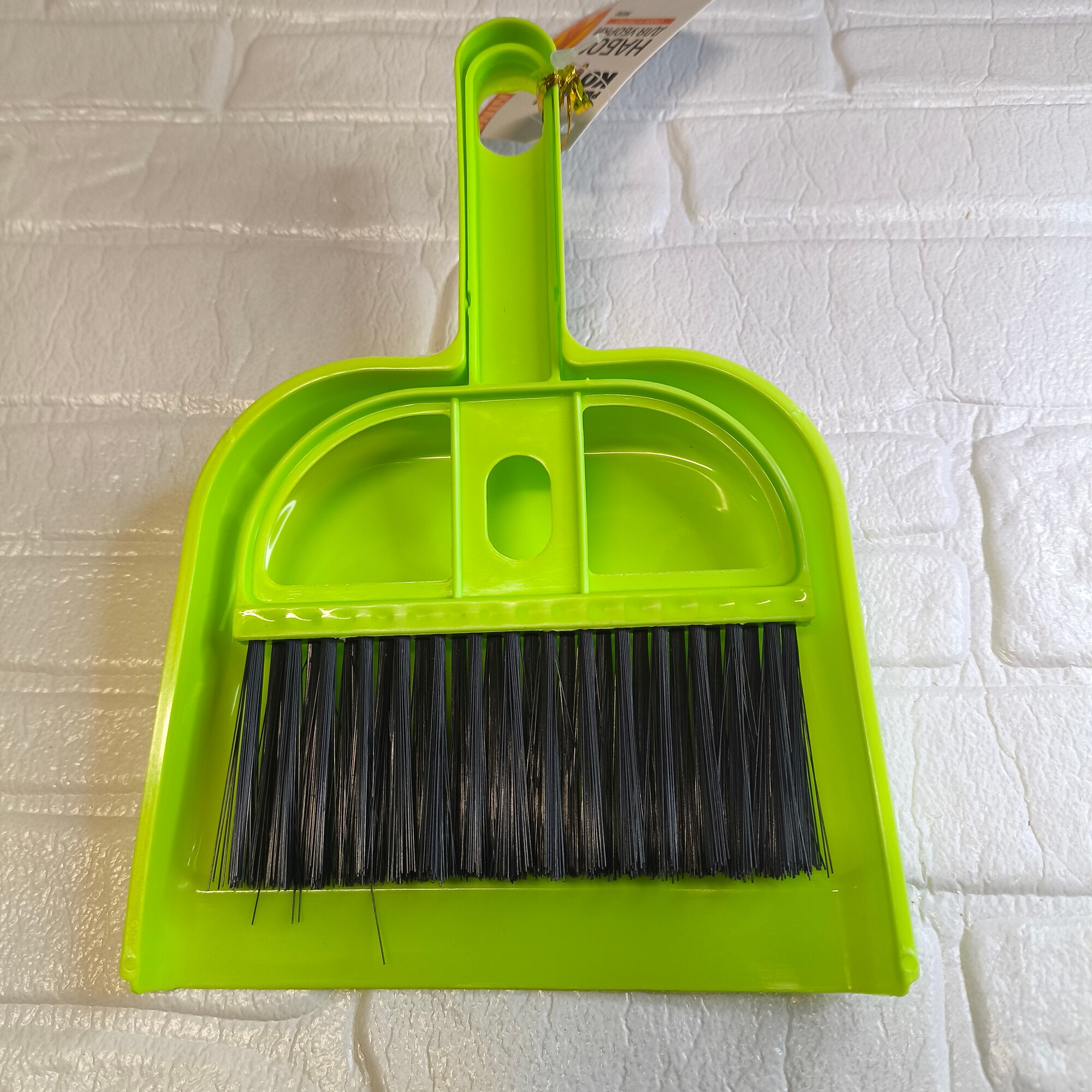 Набор для уборки MINI состоит из сметки и совка . Размер совка: 19.5*13*4 см Размер сметки: 17*11*1 см