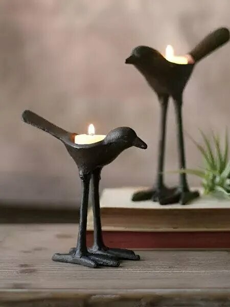Подсвечник со статуэткой маленькой птицы, поддерживаемый чугунной опорой