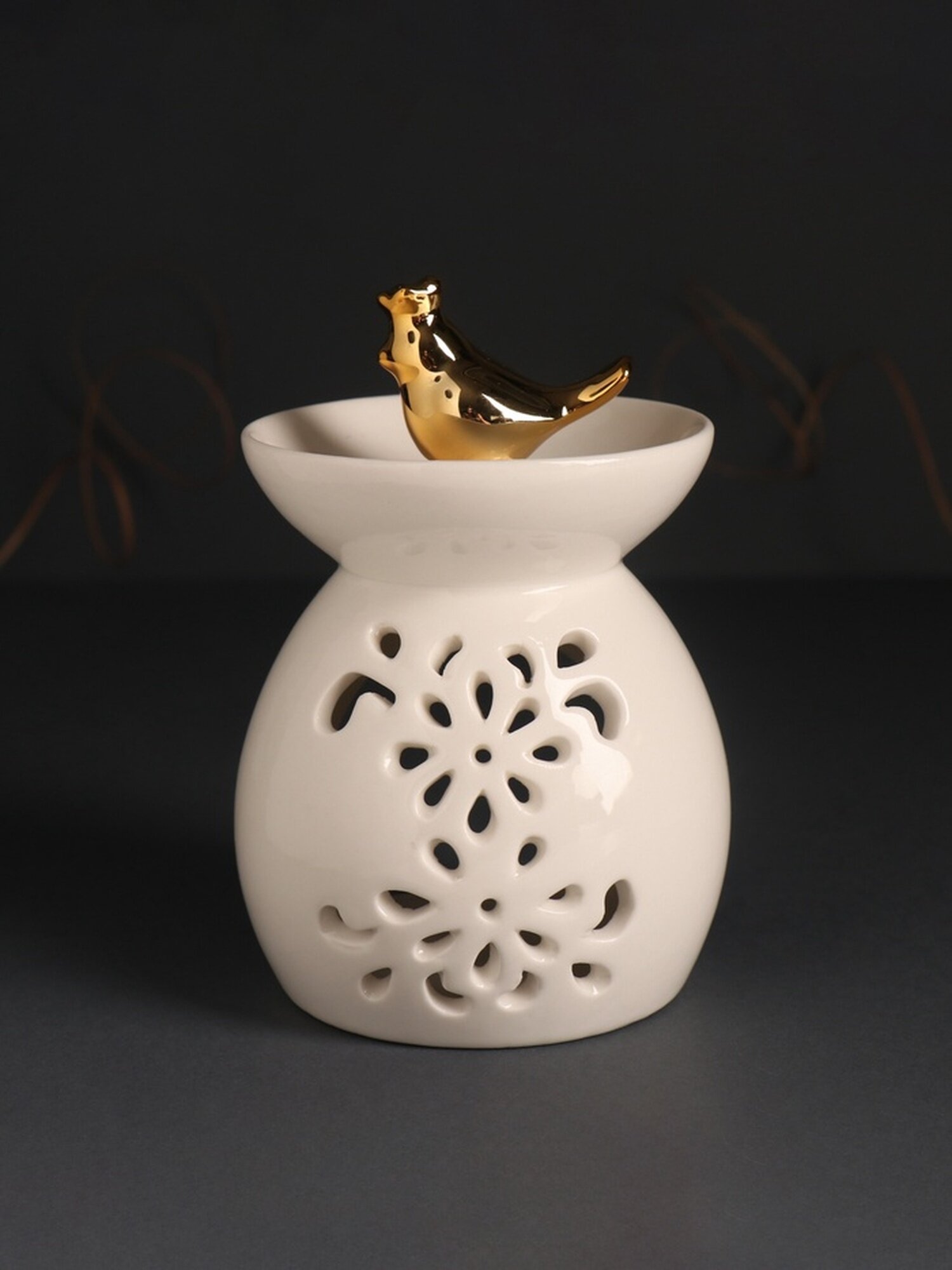 Аромалампа для эфирных масел «Птичка в короне», керамика, белый перламутр, 9×9×13 см