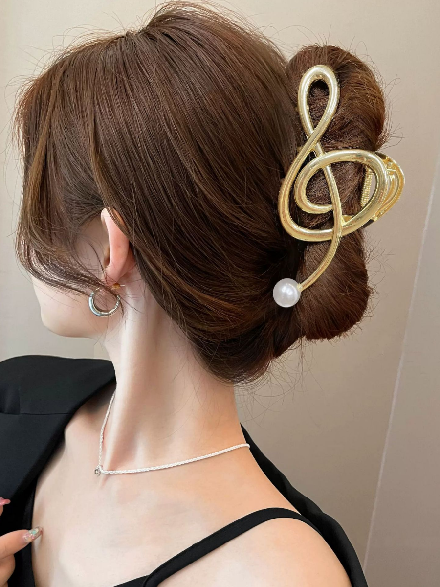 Заколка-краб с жемчугом в виде скрипичного ключика золотистый