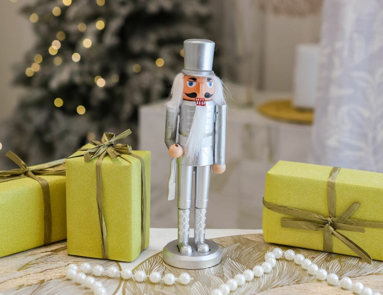 Новогодняя фигурка щелкунчик всегда В строю (с ружьём), полистоун, серебряный, 28 см, Koopman International ASK000660-4