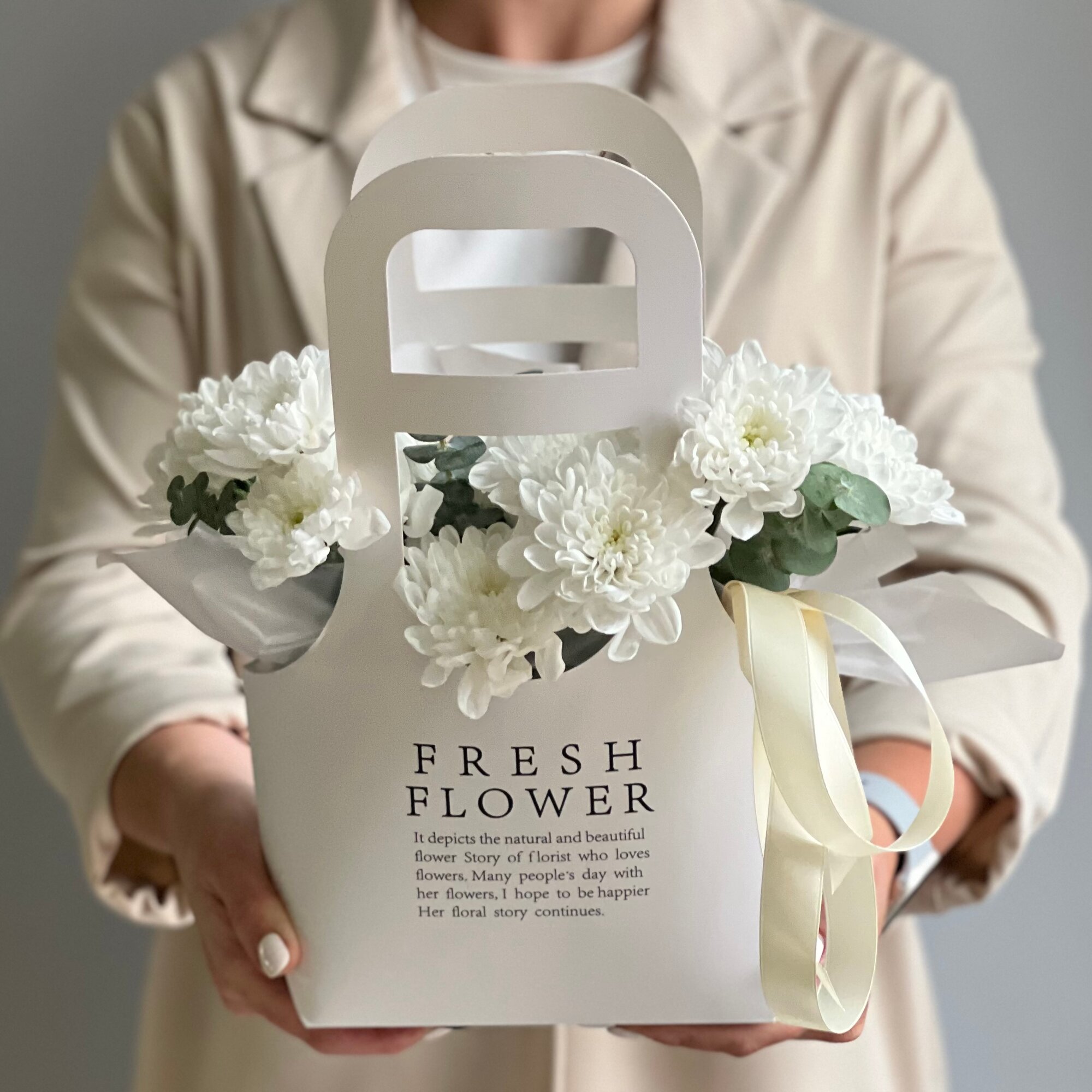 Флористическая композиция "Хризантемы в сумочке", белая, в сумочке FMART by Flowwow