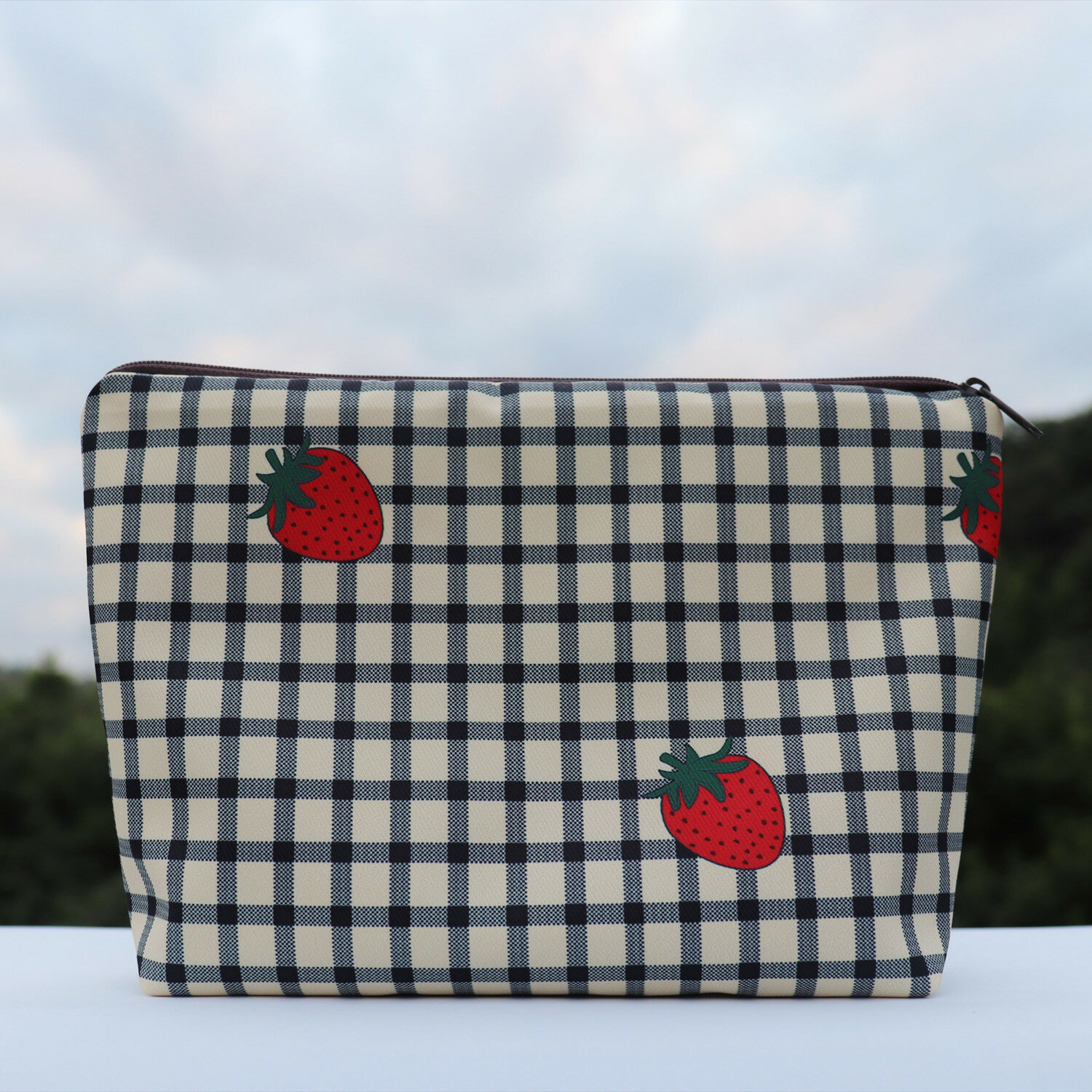 Miniso Клетчатый кошелек для монет с завязкой в виде клубники, место для хранения гигиенических прокладок, место для хранения косметических ручек, сумка через плечо на молнии для мобильного телефона, ткань.