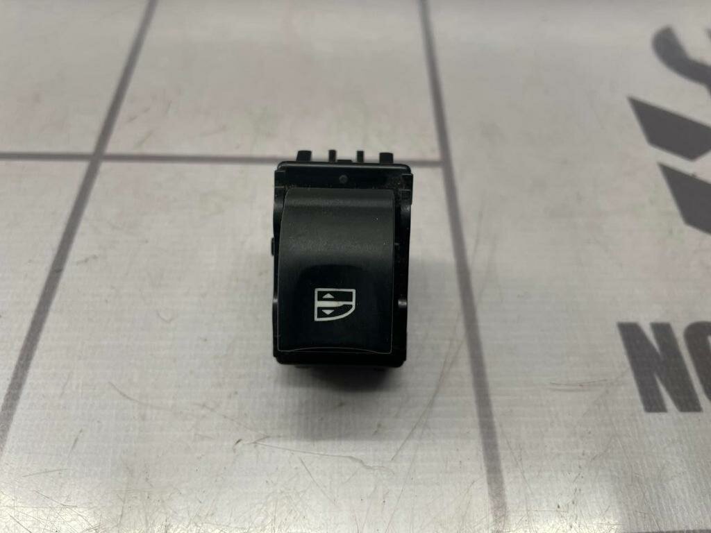 Кнопка стеклоподъемника Renault Megane 3 09-16