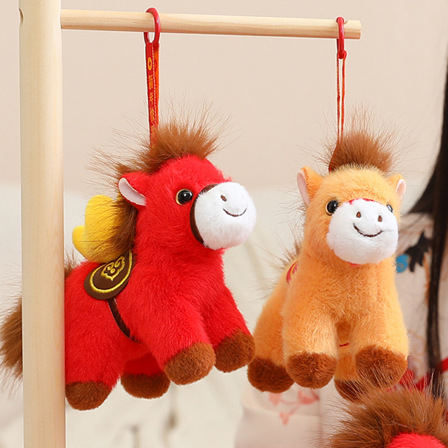 Талисманом Года Лошади является хладнокровный и отстраненный черный конь, который можно приобрести в виде брелока для сумки, небольшого кулона в виде лошади и плюшевой игрушки в подарок.