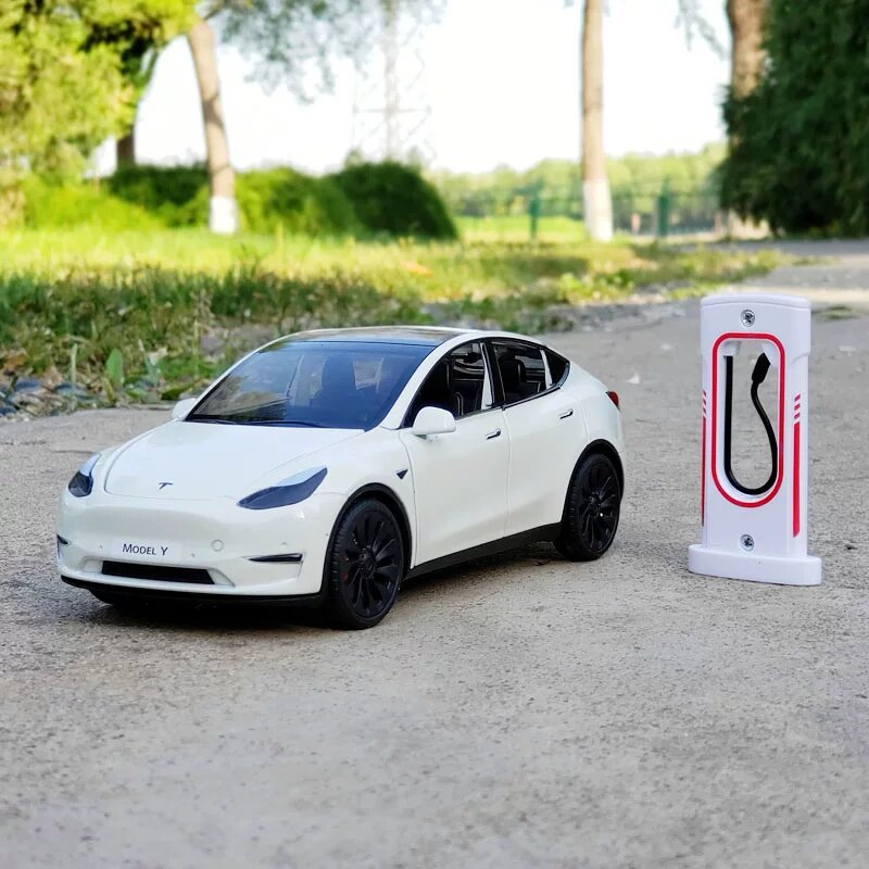 1:24 Масштабная модель Tesla Model Y белого цвета из сплава с функцией света и звука для детей