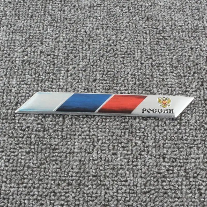 Автомобиль с флагом России.