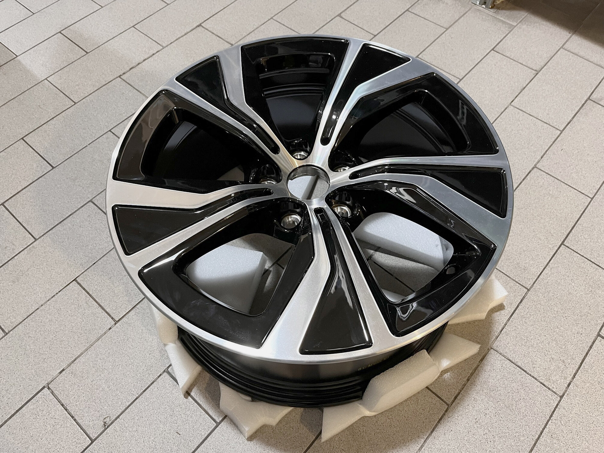 Колесный диск 36116883751 BMW 689 R18, 8,5j, ET44, DIA 66,6мм, 5x112 мм, серебристый/черный,