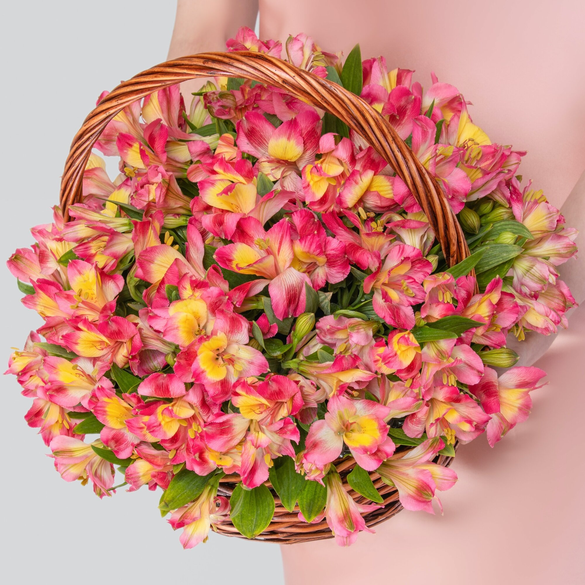 Букет Мегацвет24 "Альстромерия", 25 цветков, розовый, в корзине