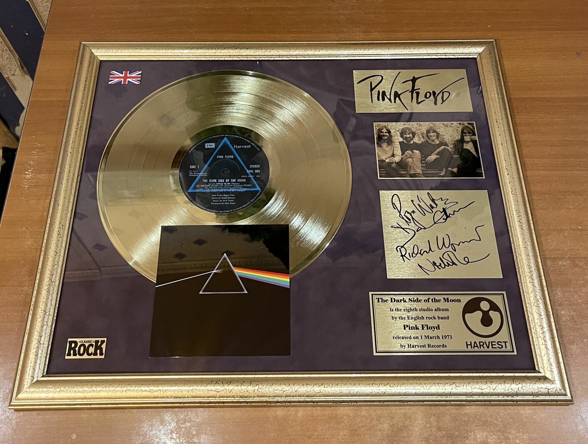 Золотая виниловая пластинка Pink Floyd в рамке