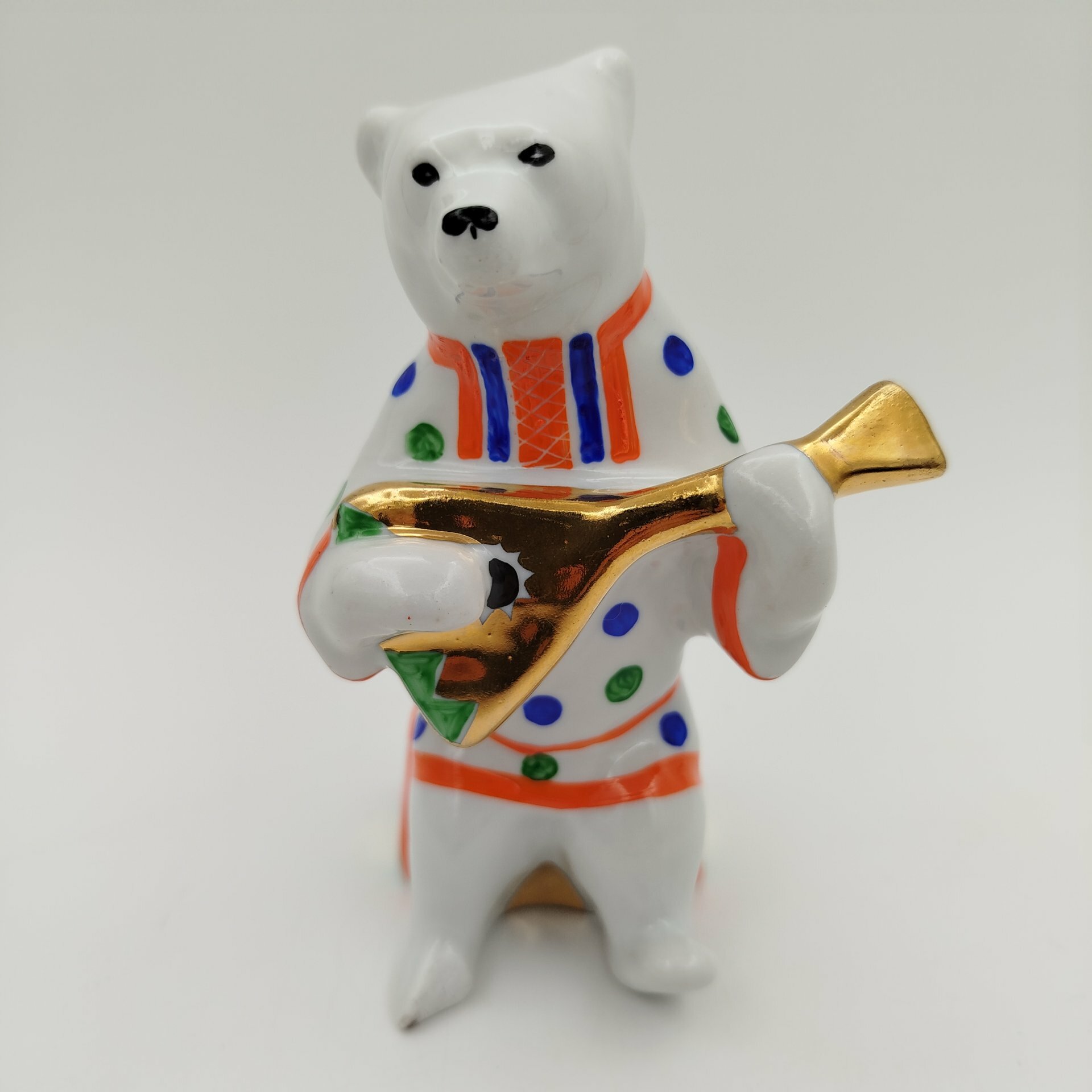 Статуэтка "Цирковой медведь с балалайкой", автор О. Богданова, фарфор, роспись