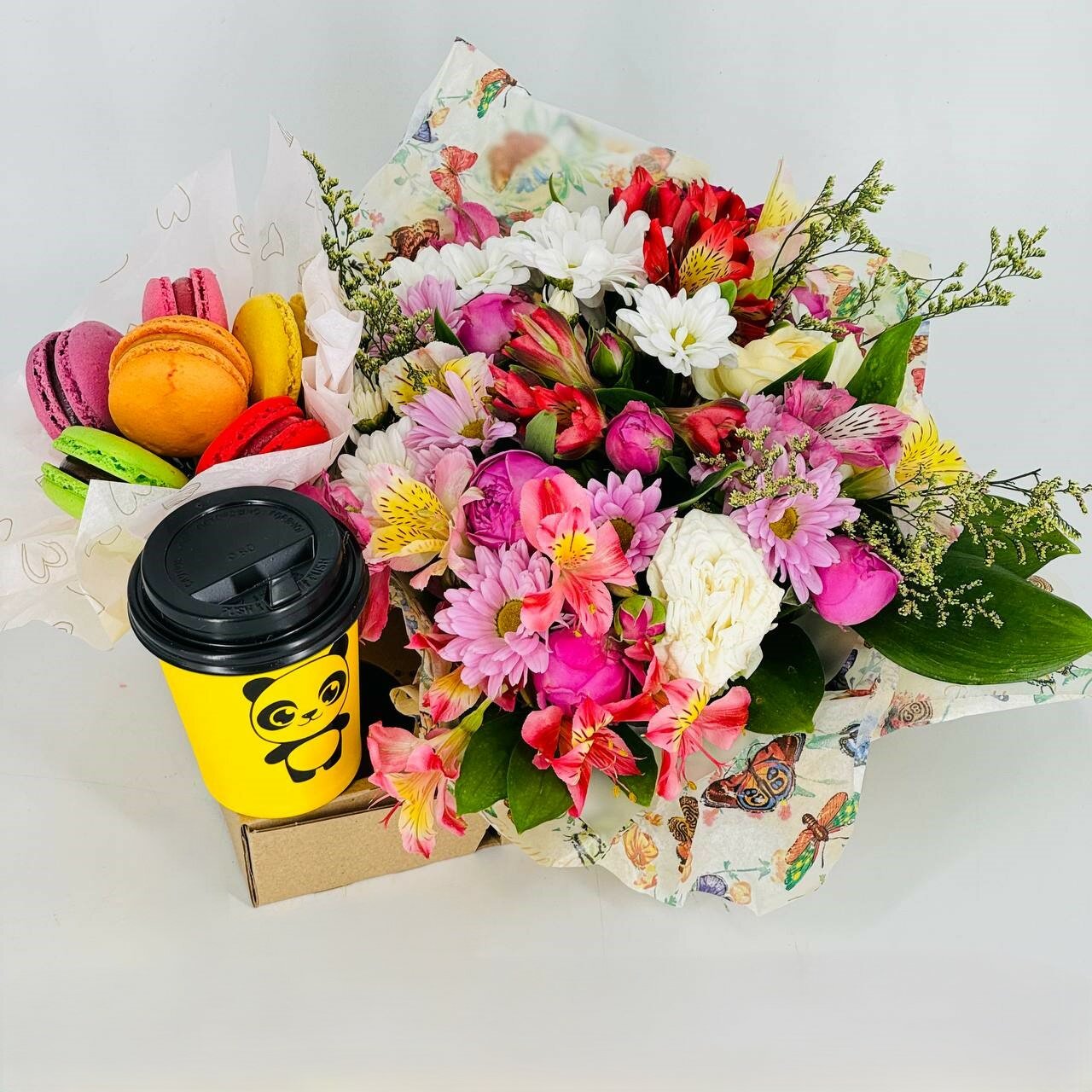 Кофе с цветами микс и пирожными макарони. Сладкий букет комплимент
