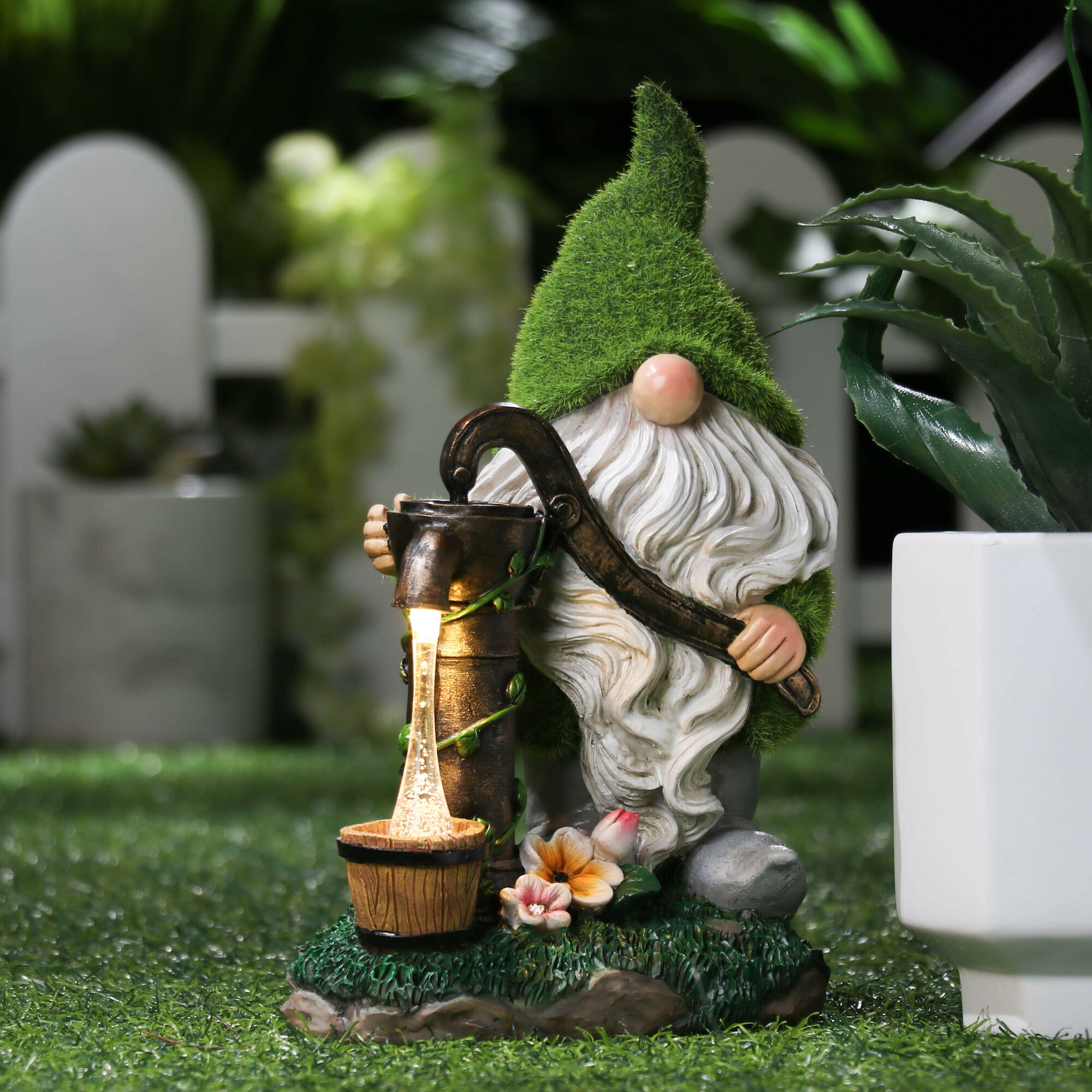 Садовая фигурка с подсветкой от солнечной панели "Гном с насосом"
