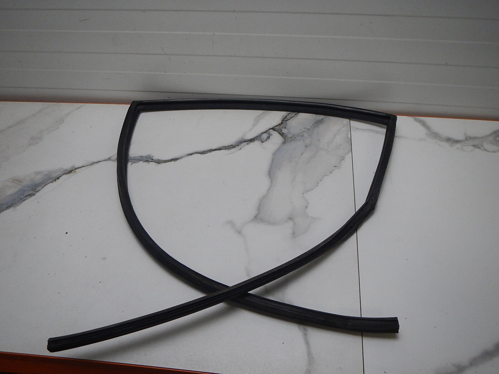 Б/У Уплотнитель стекла двери задней левой, Subaru (Субару)-FORESTER (S12) (08-) SUBARU FORESTER (S12) (08-) Потертости. ...