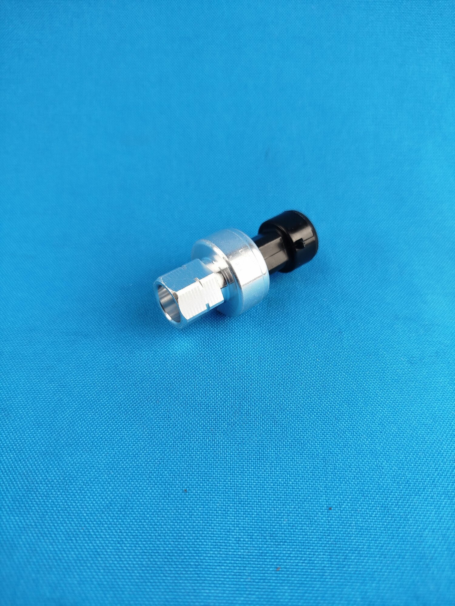 Датчик давления хладагента "LUZAR" для а/м Ларгус, Renault Logan 04->, Duster 10->