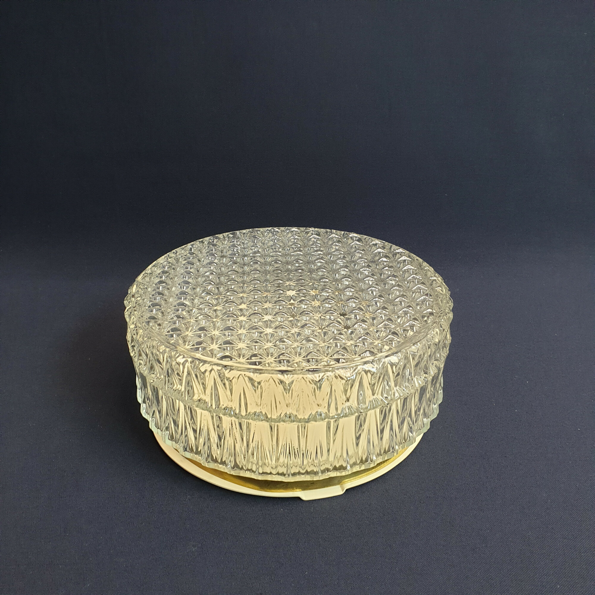 Хрустальный бра с хранения, диаметр 19 см, диам. посад. места 15 см. Винтаж.