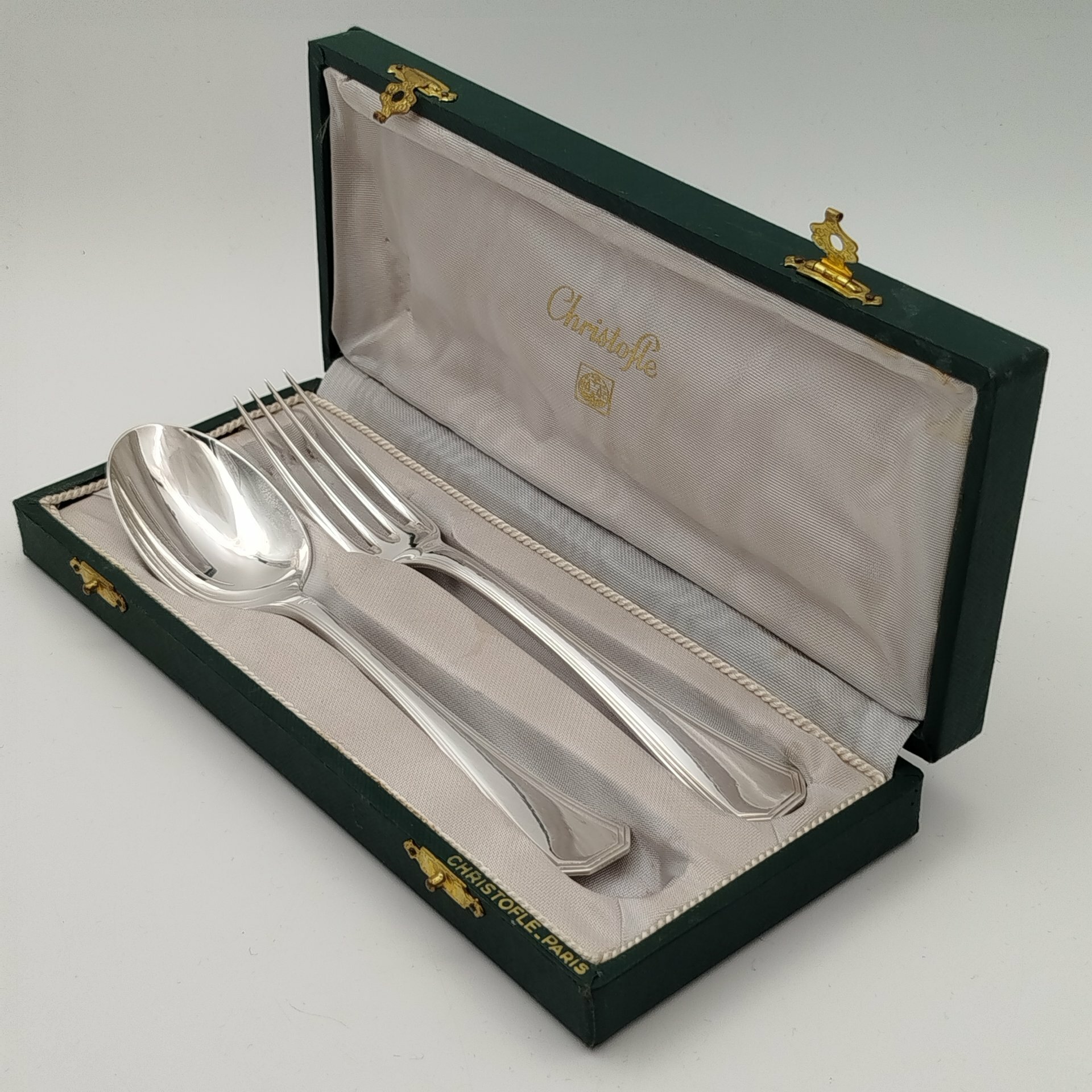 Набор столовых приборов на одну персону в оригинальном кофре, металл