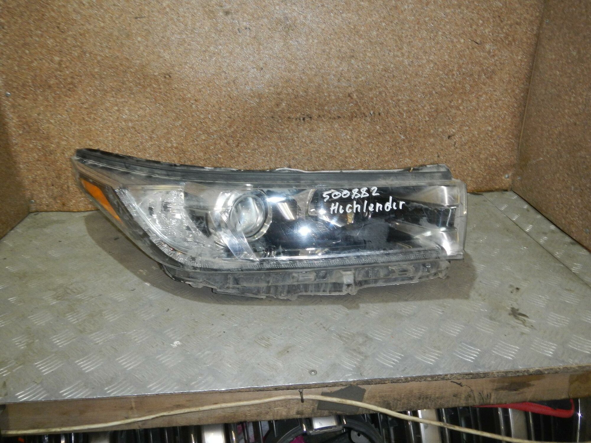 Б/У Фара правая, Toyota (Тойота)-HIGHLANDER (13-19) TOYOTA HIGHLANDER (13-19) 16- царапины на стекле, сломано креплений, ...