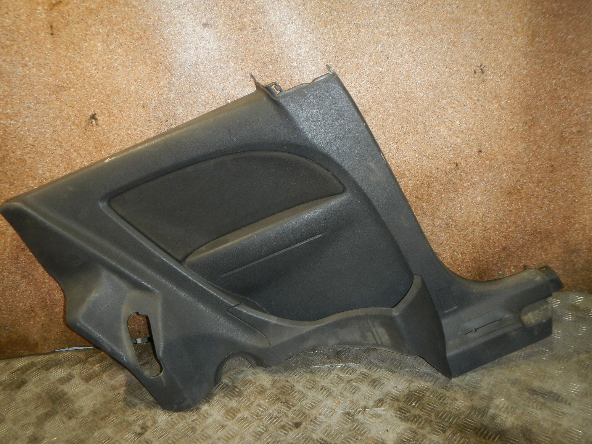 Б/У Обшивка салона левая (купе), Opel (Опель)-CORSA D (06-) OPEL CORSA D (06-) Царапины, сломано крепление. 509074 GENER...