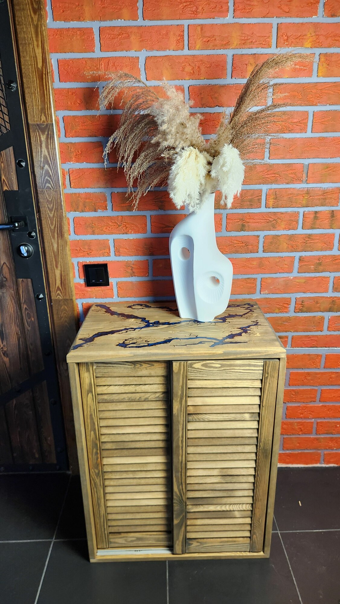 Тумба с синими молниями из эпоксидной смолы 60х40