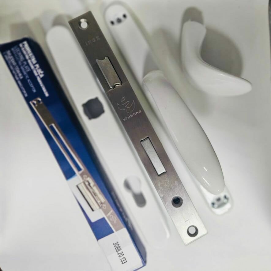 Надежный комплект для калитки (ручка ухват, белая, ral 9016 + замок Stublina + электромагнитная защелка)