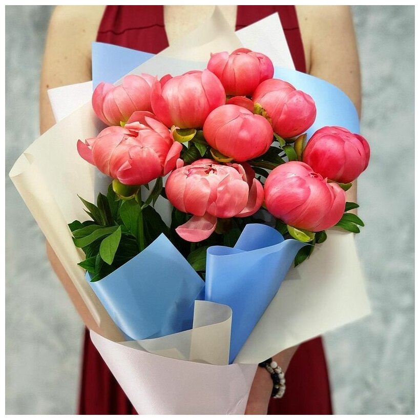 Букет из 9 коралловых пионов в стильной упаковке