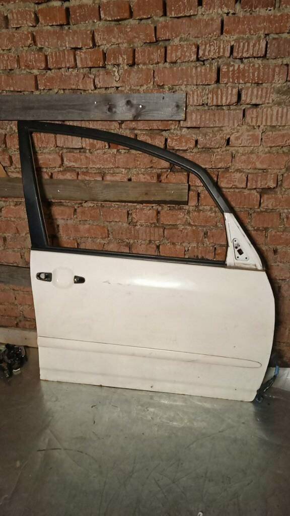 Дверь передняя правая Toyota Corolla Verso E121 2003