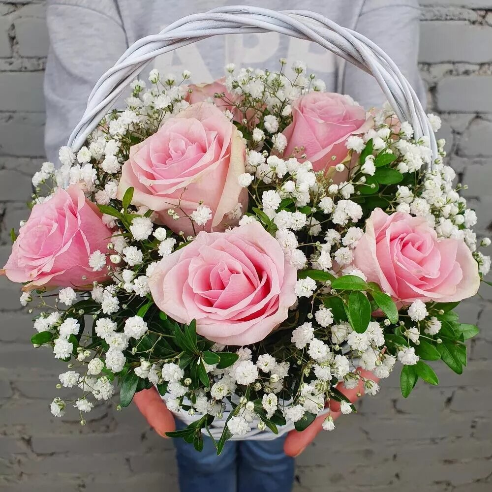 Композиция 9 розовых роз с гипсофилой в корзине