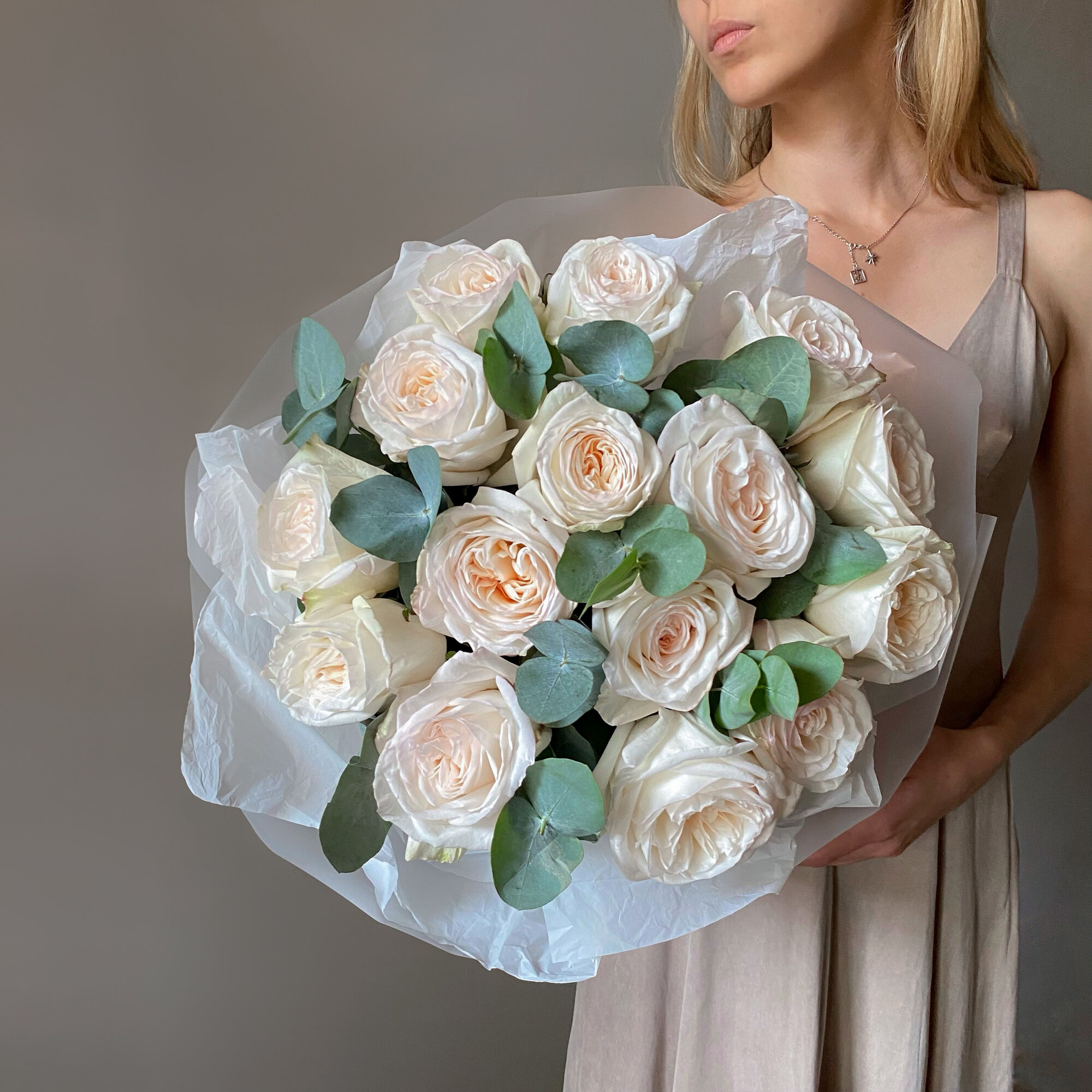 Букет из пионовидных роз с эвкалиптом в авторском оформлении, размер М, 15шт. Veresk 227