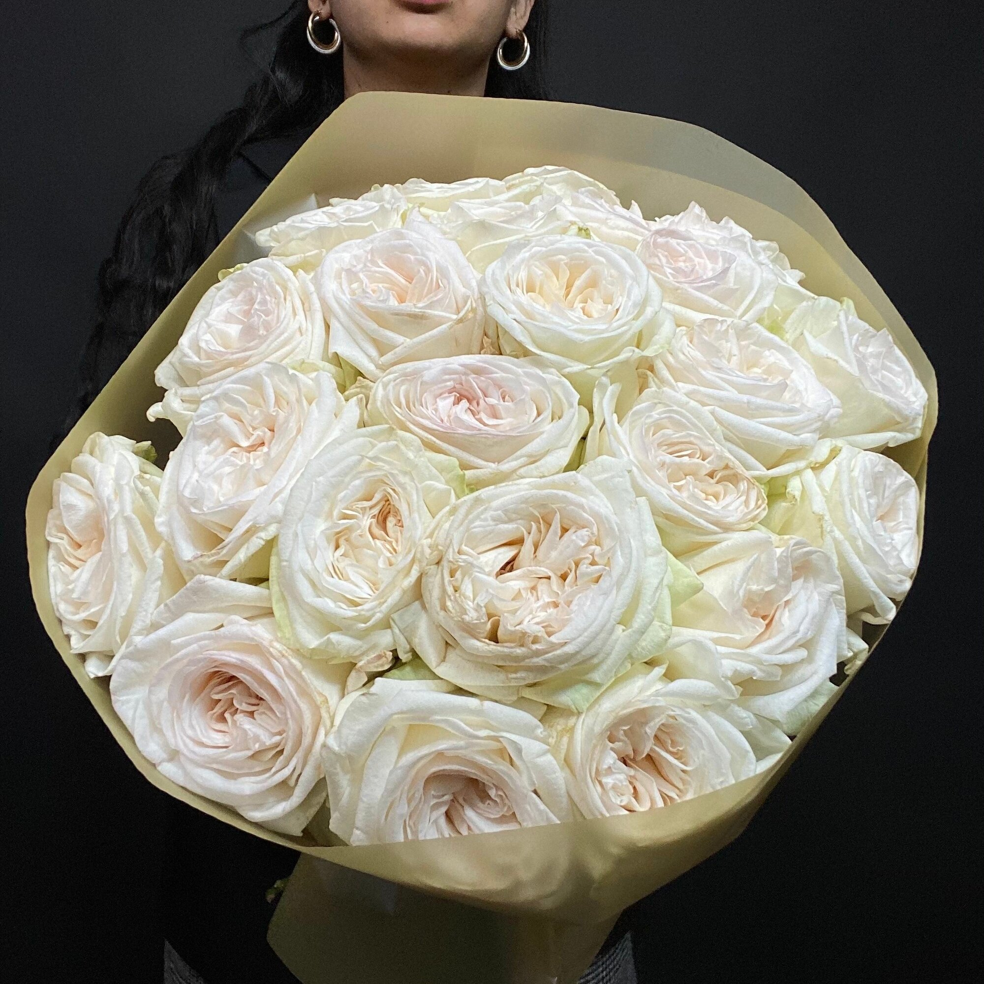 Розы белые (пионовидная роза 25 шт.), высота букета 50 см, ширина 35 см