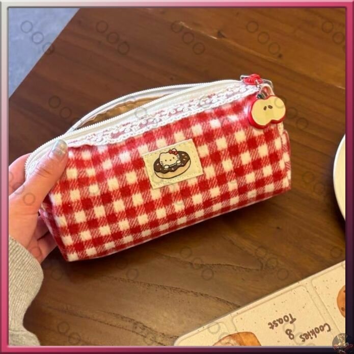 Красный клетчатый пенал с 2 бесплатными брелоками