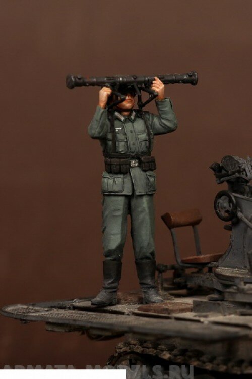 3561SOGA German antiaircraft gunner with artillery rangefinder
