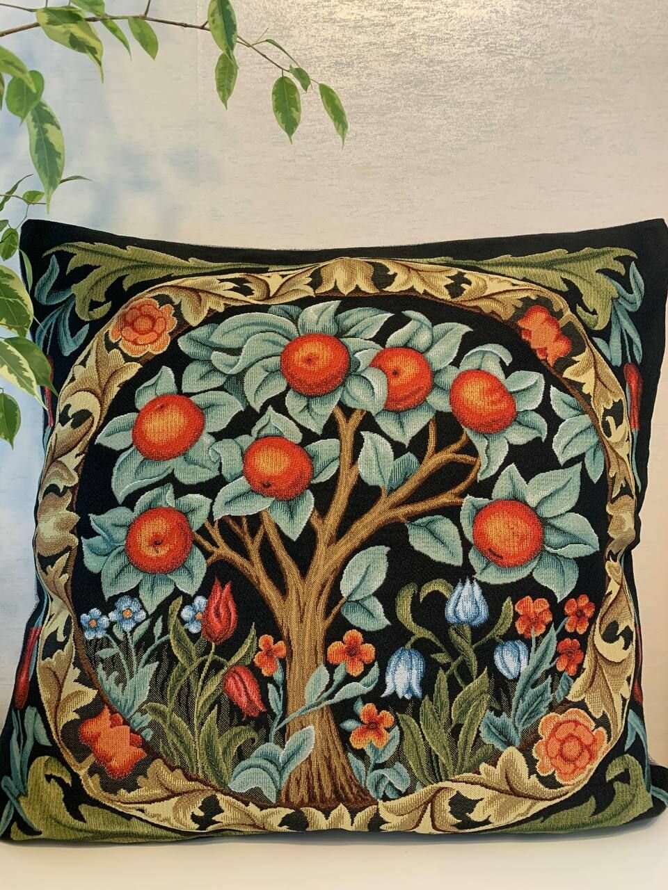 Гобелен, гобеленовая декоративная наволочка 65х65 см / "Апельсиновое дерево" У. Моррис