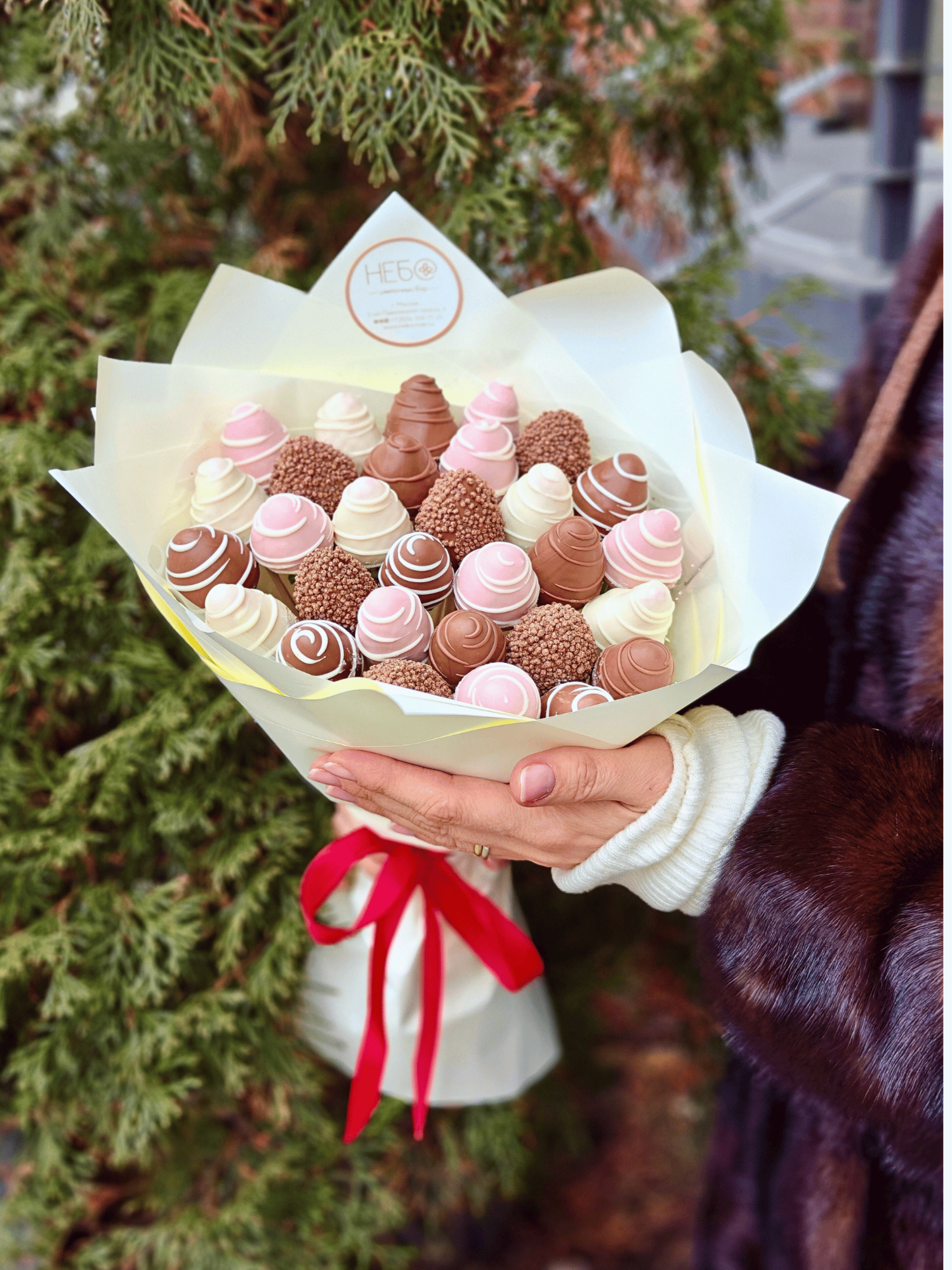 Букет с клубникой в белом, молочном и розовом шоколаде, темный воздушный рис, 500 г, Morning 1, молочная упаковка