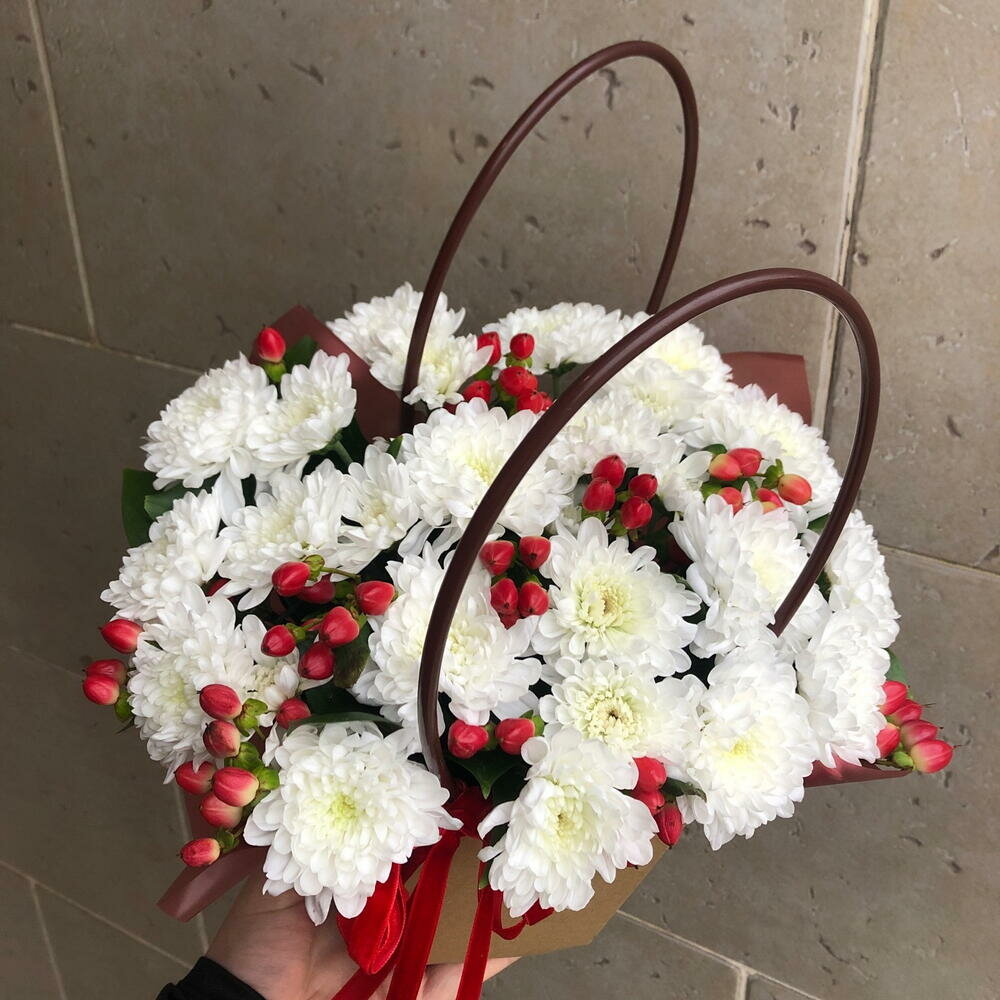 Цветы в коробке "Хризантема с ягодами", белые, 39 см х 31 см