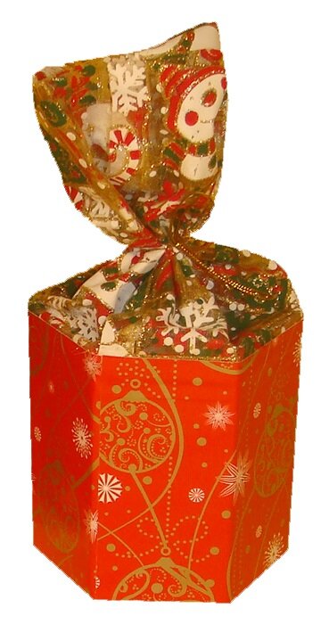 Новогодняя упаковка из плотного картона с органзой "Красный шестигранник с органзой" арт. 40940-2. Вместимость - до 400 г