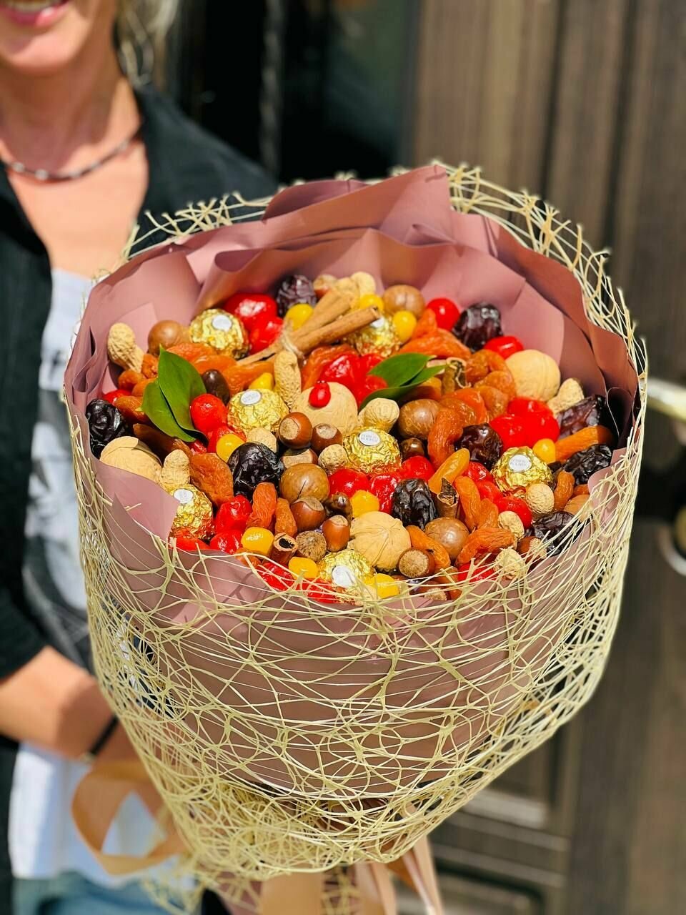 Букет из сухофруктов микс в дизайнерской упаковке