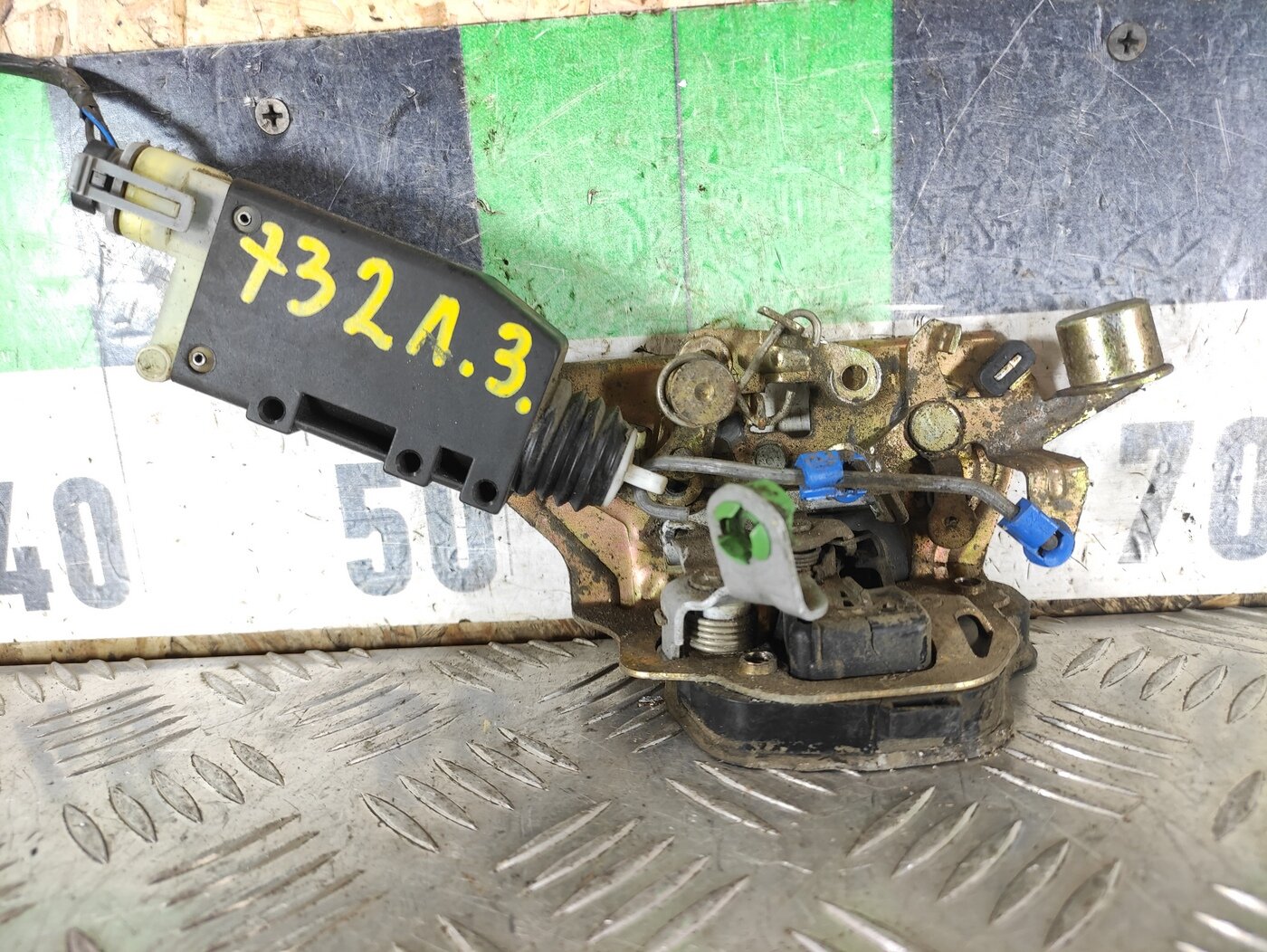 Замок двери задней левой OPEL Omega B 90493703