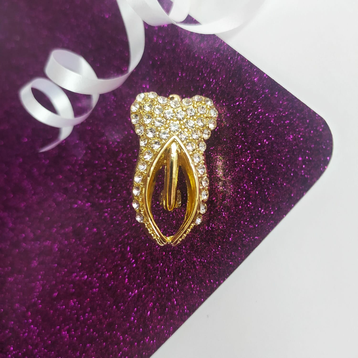 Брошь, стразы