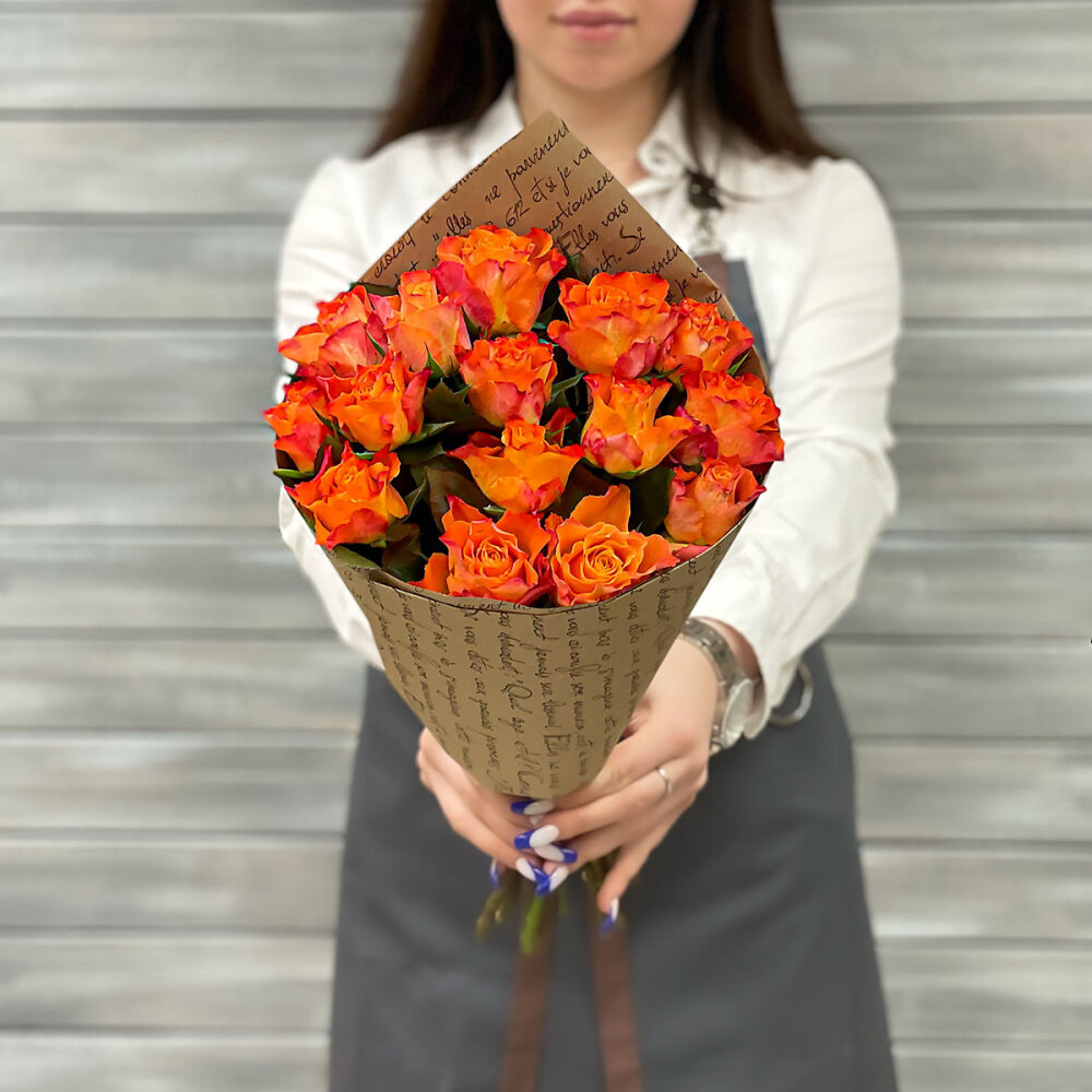 Букет живых цветов из 15 оранжевых роз 40см. в крафте от Букет Маркет