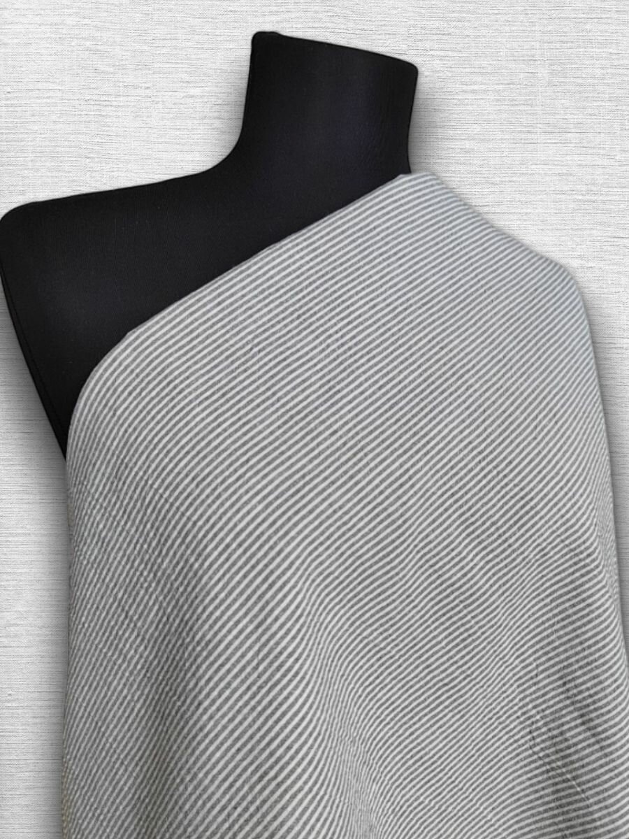 1,5м. Вареный (стираный) хлопок. Ткань для шитья. Ширина 250 см. Цвет белый в серую полоску.