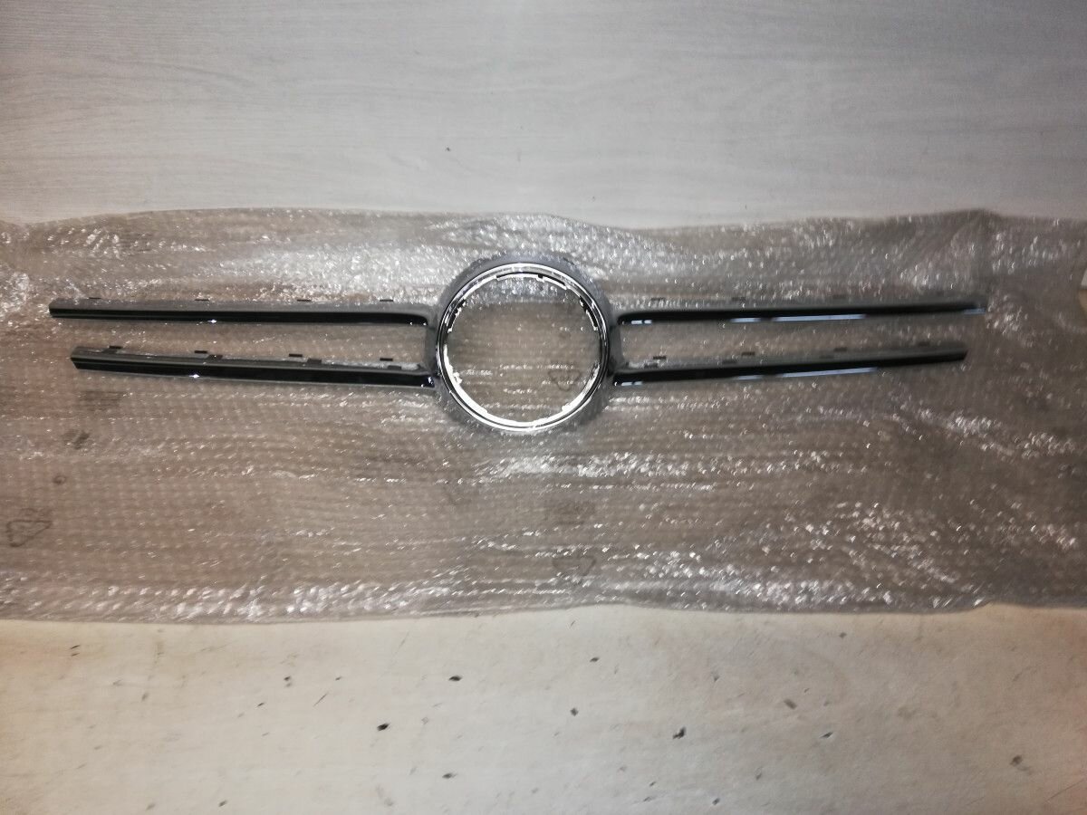 Накладка решетки радиатора Volkswagen Touareg рест 7L6853668B