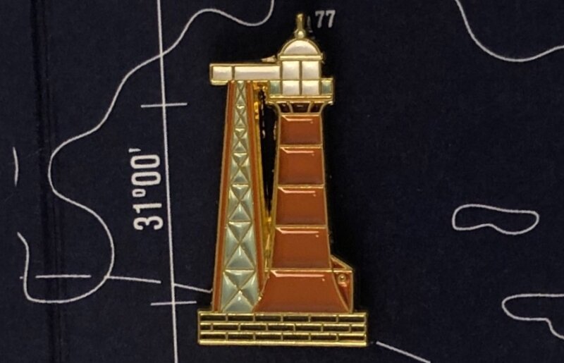 Подписные издания Значок эмалированный Маяк Нижний Николаевский