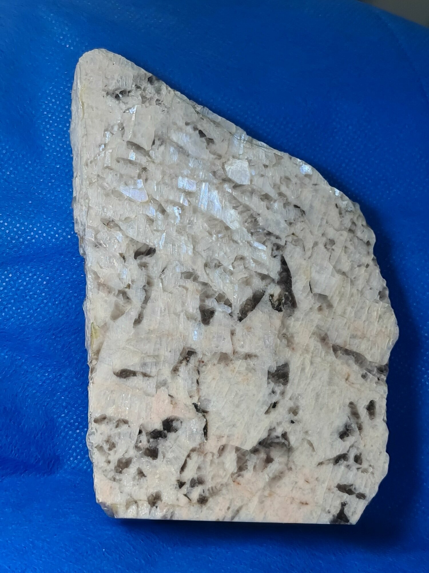 Беломорит (лунный камень) на пегматите