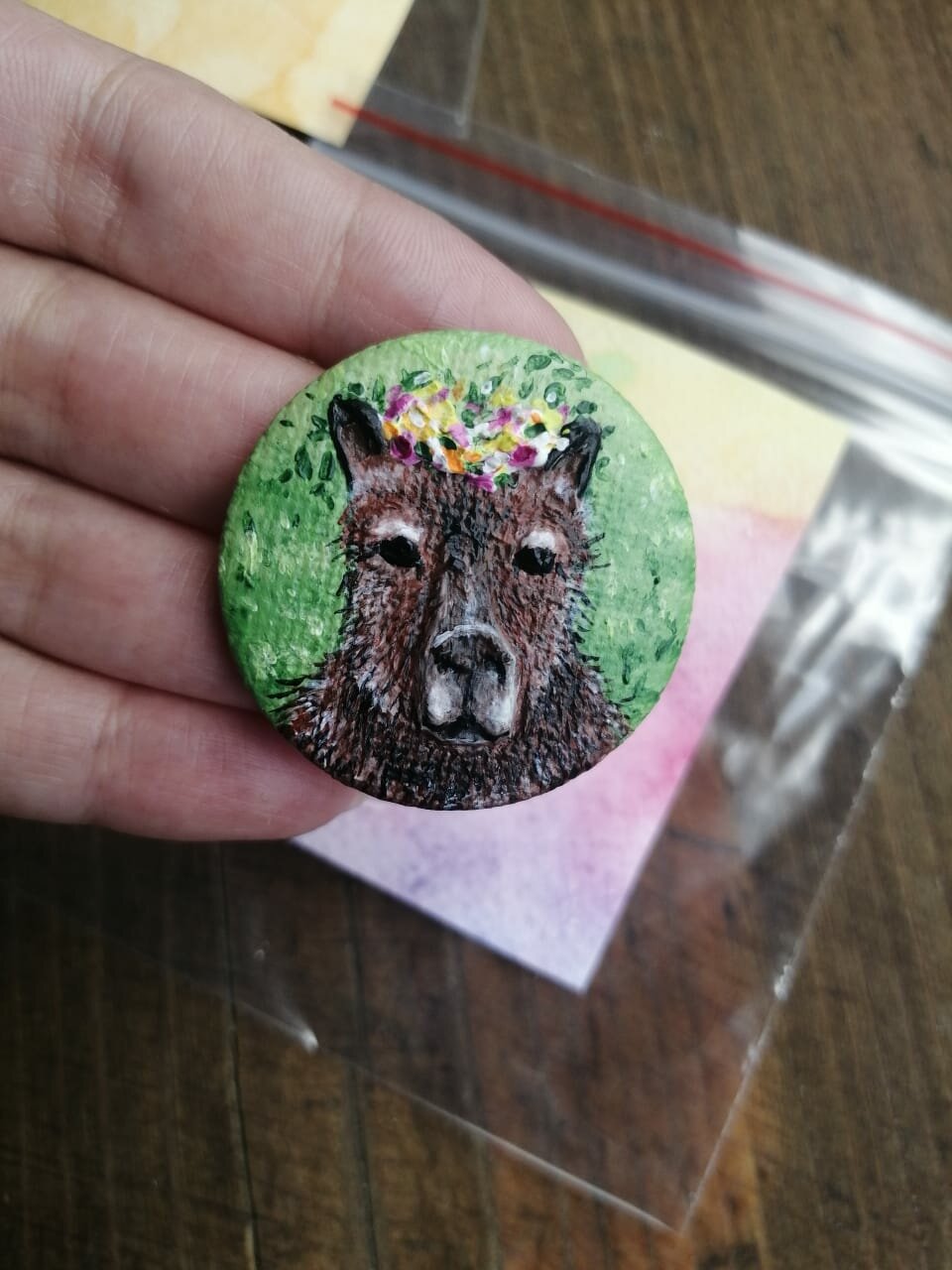 Значок "Капибара в венке", ручная работа, акрил, текстура, холст, 35 мм