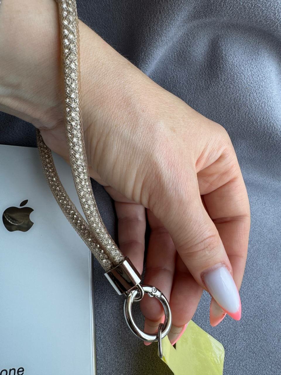 Шнурок на руку для телефона короткий