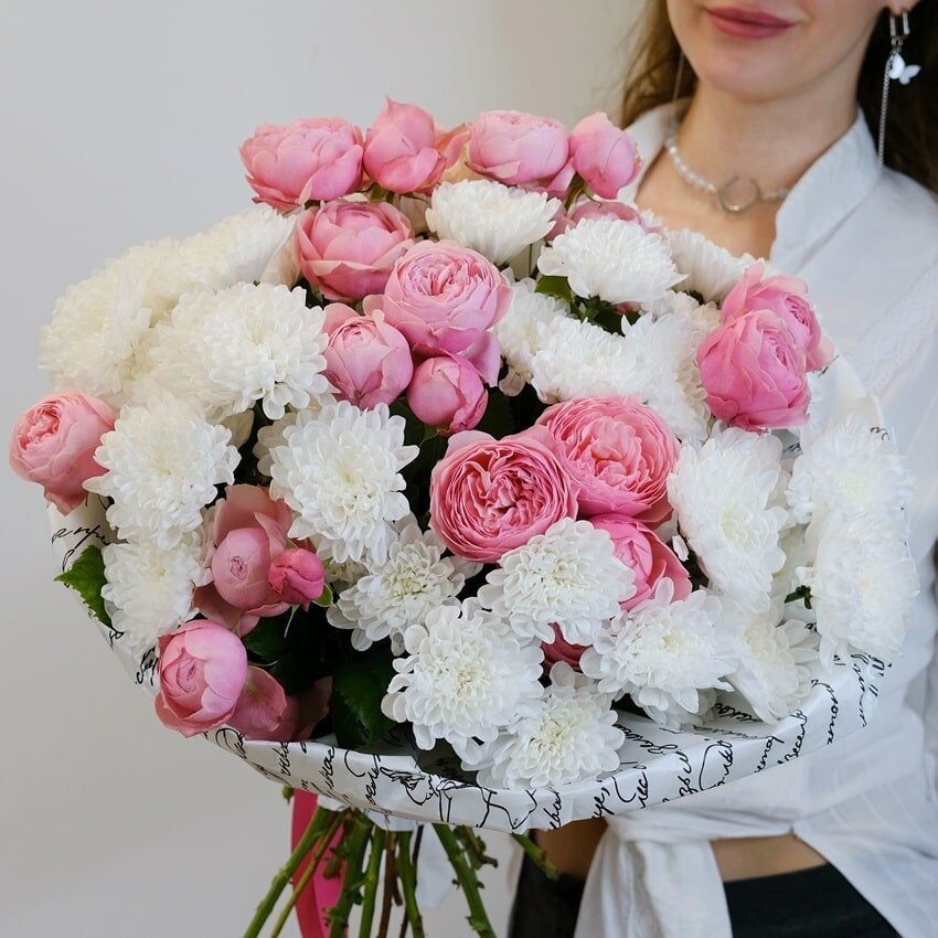 Кустовые пионовидные розы Сильва Пинк и хризантемы в большом букете "Моему ангелу"