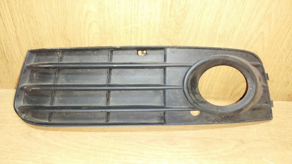 Рамка противотуманной фары левой Audi A4 B8 8R0807681A