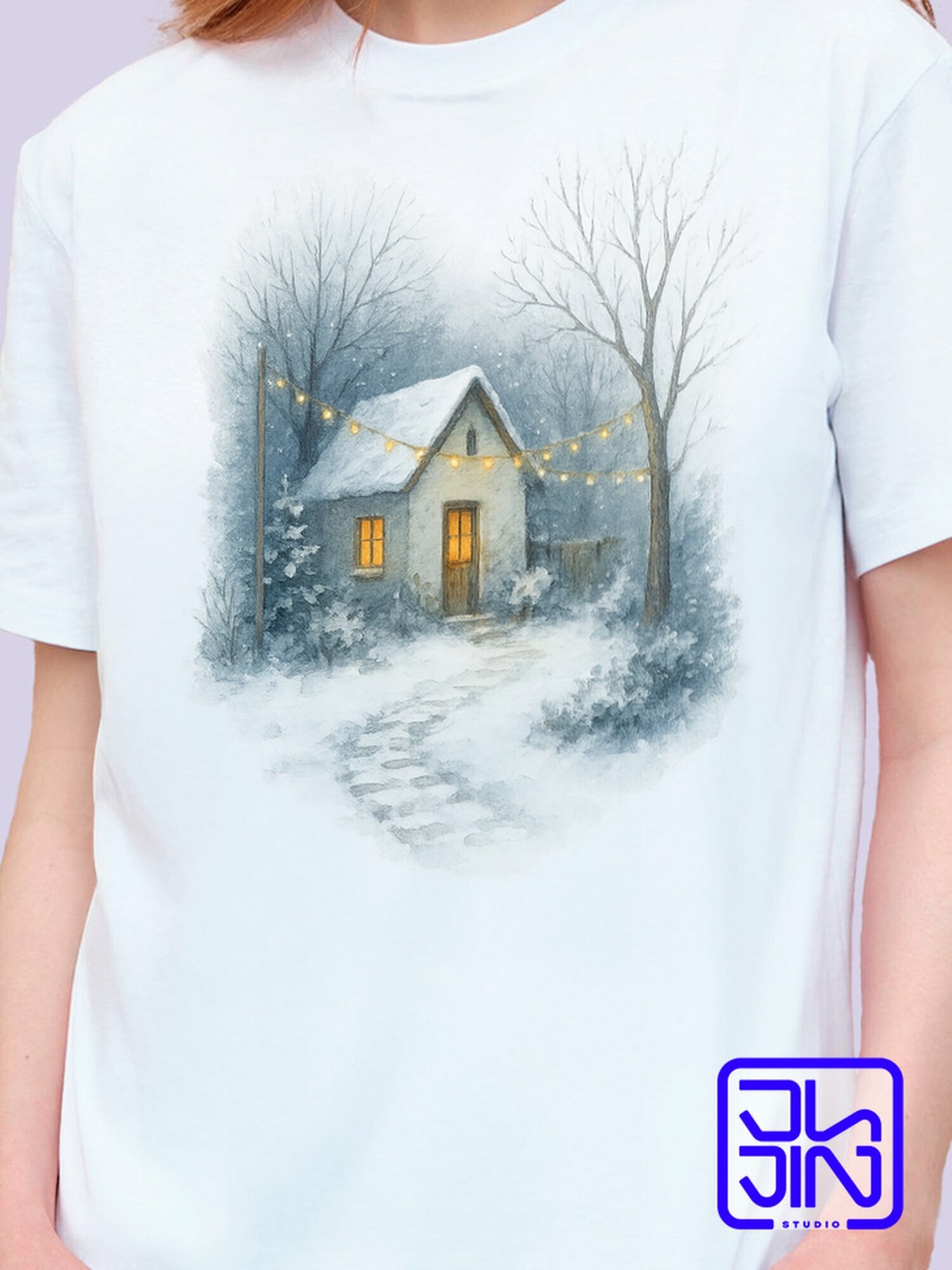 Футболка классическая женская с авторским принтом Белый дом в зимнем снегу, авторская выразительная светло-голубая картина, белый хлопковый трикотаж с прикольным рисунком на груди