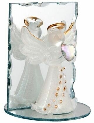 Стеклянный ангелочек с сердечком на фоне зеркальной подставки, белый. Очень красивый
